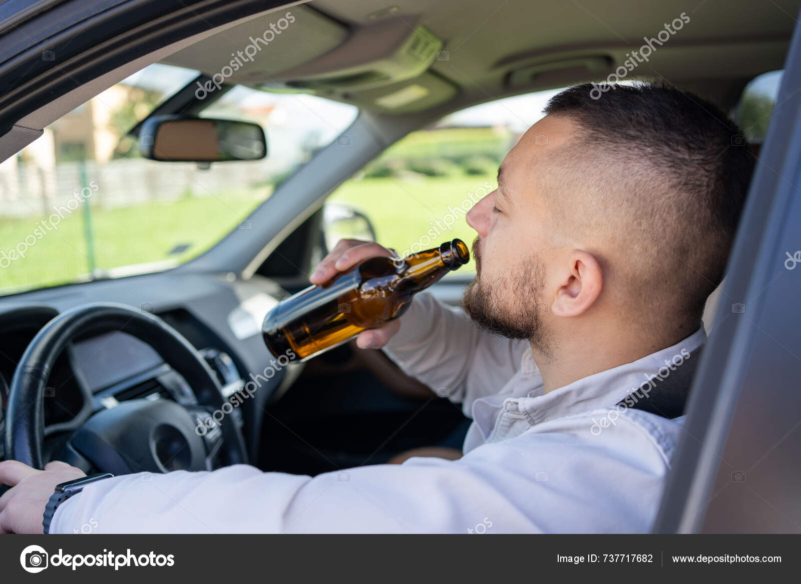 Man Drinking Alcohol While Driving Car Dont Drink Drive Concept — Stock ...