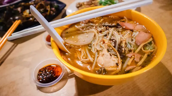 Curry mee es una comida popular en Penang, Penang simple auténtica ...