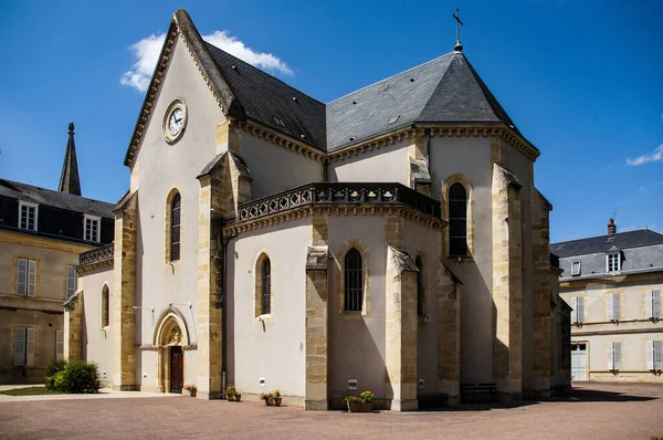 Convento histórico de Saint Gildard en Nevers, Francia, donde descansa el cuerpo incorrupto de ...