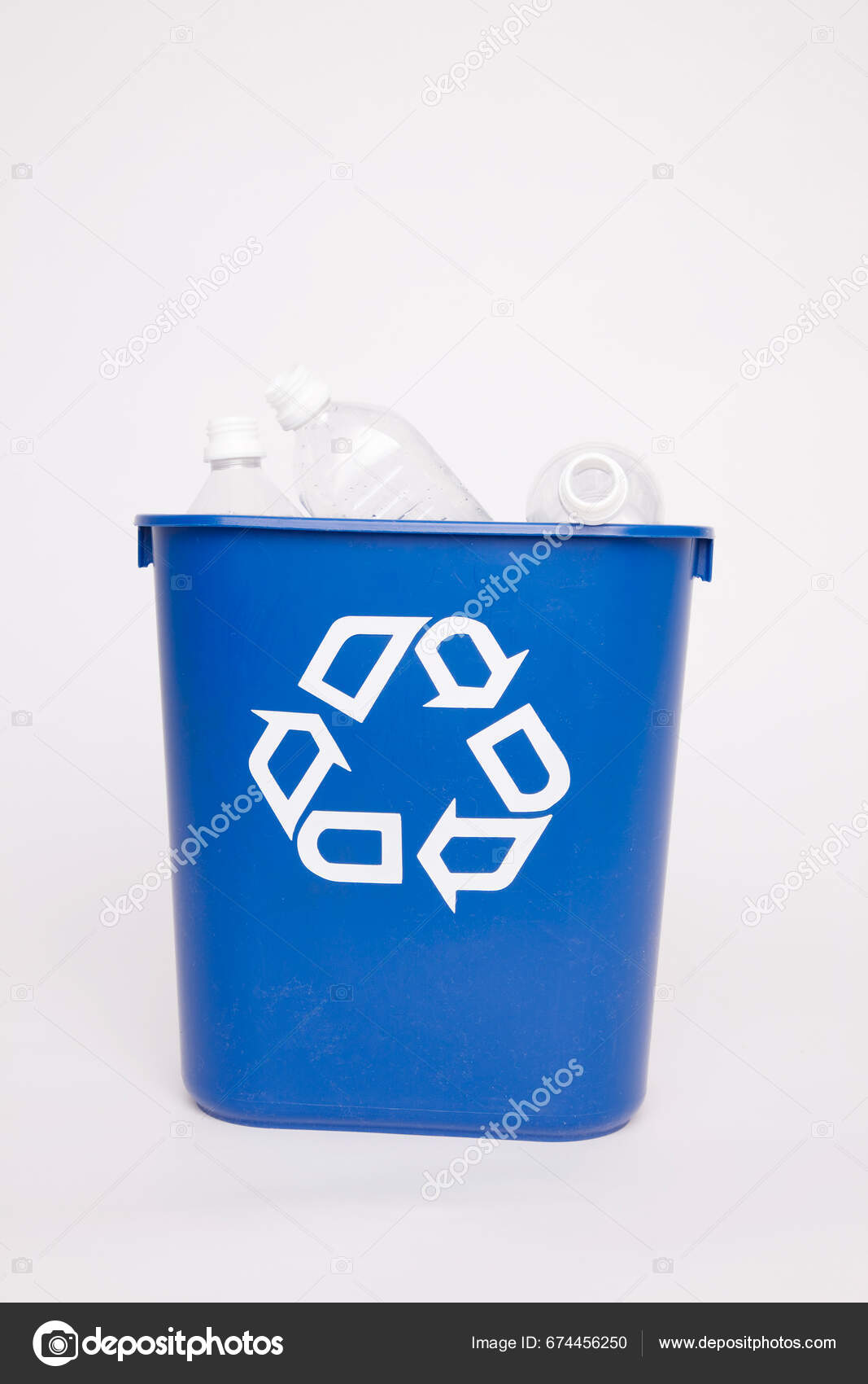 Contenedor Reciclaje Azul Aislado Sobre Una Superficie Blanca — Foto de ...