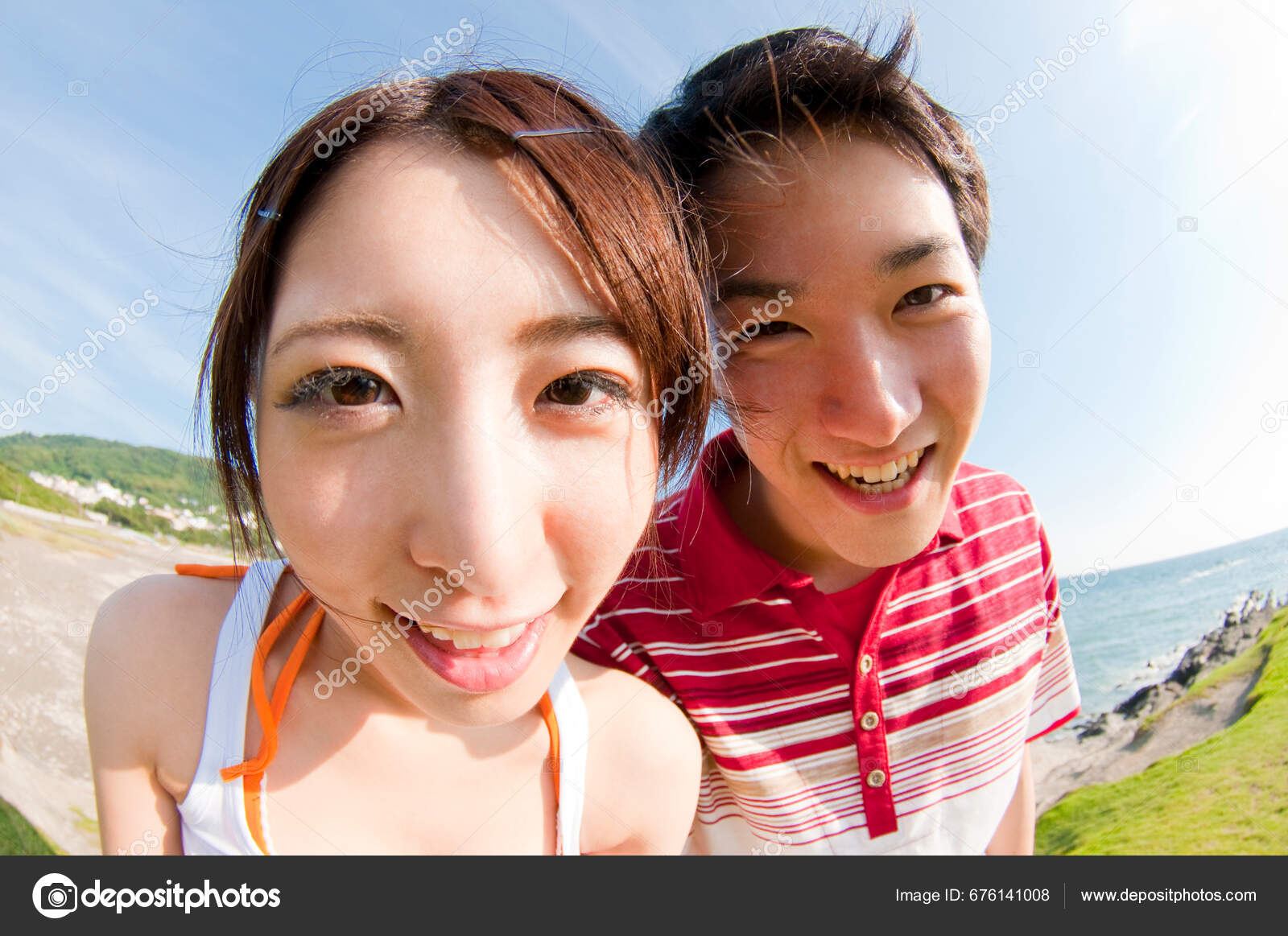 Happy Asian Young Couple Have Fun Sea Shore — Stock Photo © Paylessimages #676141008