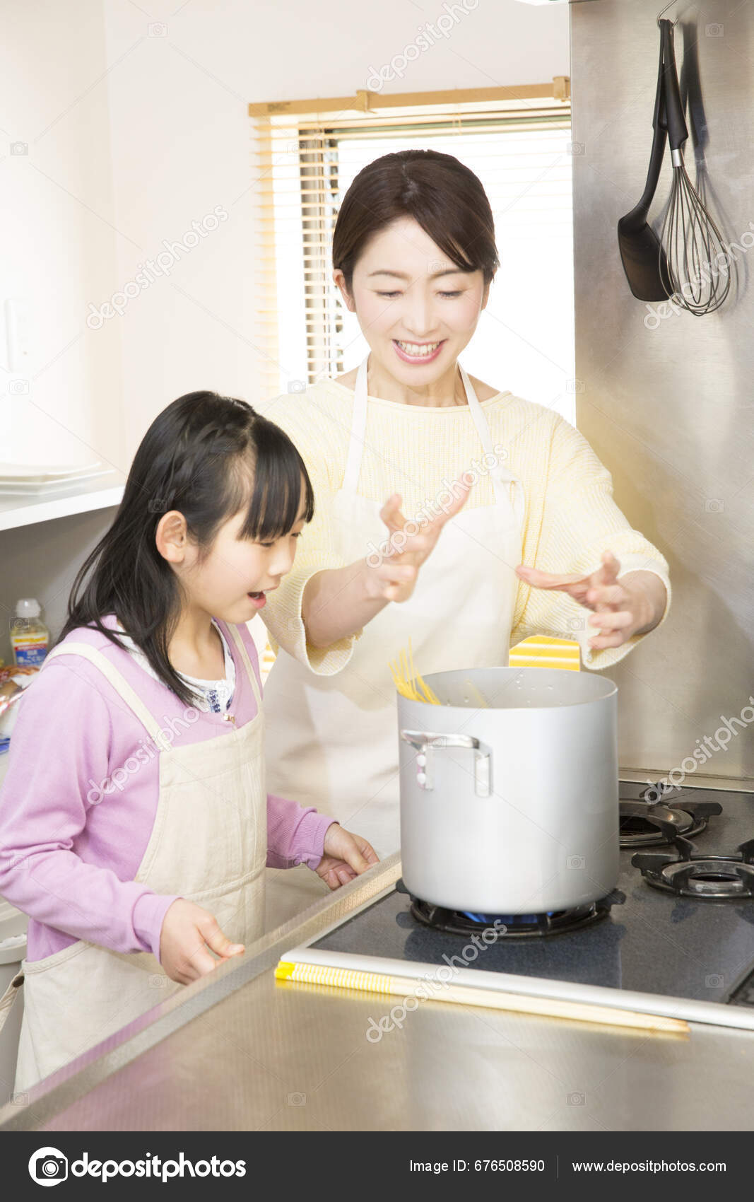 Mother Daughter Cooking Spaghetti — Stock Photo © Paylessimages #676508590