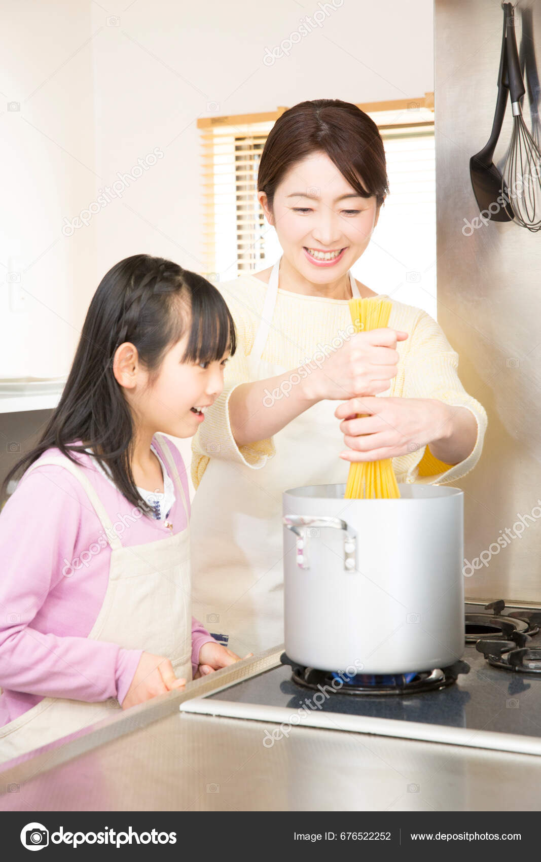 Mother Daughter Cooking Spaghetti — Stock Photo © Paylessimages #676522252