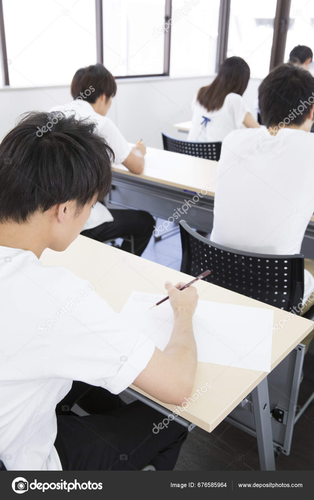 Young Asian Students Studying University — Stock Photo © Paylessimages ...