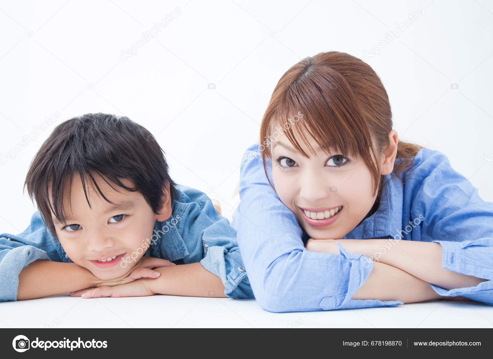 Portrait Young Asian Mother Her Cute Son Posing Studio — Stock Photo © Paylessimages #678198870