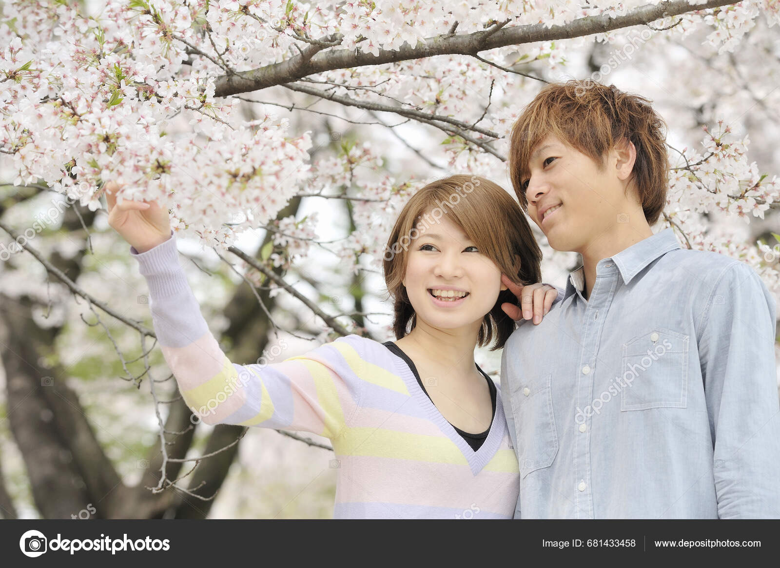 Happy Japanese Couple Cherry Blossoms Park Spring — Stock Photo © Paylessimages #681433458