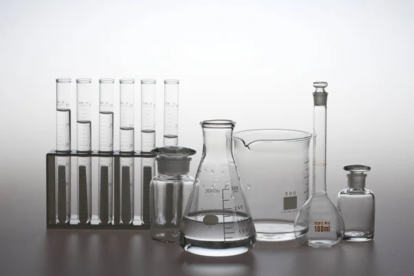 Berbagai peralatan gelas laboratorium Stok Foto, Berbagai peralatan ...