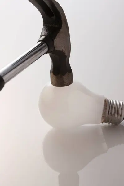 Скачать картинки Como sacar un foco roto, стоковые фото Como sacar un ...