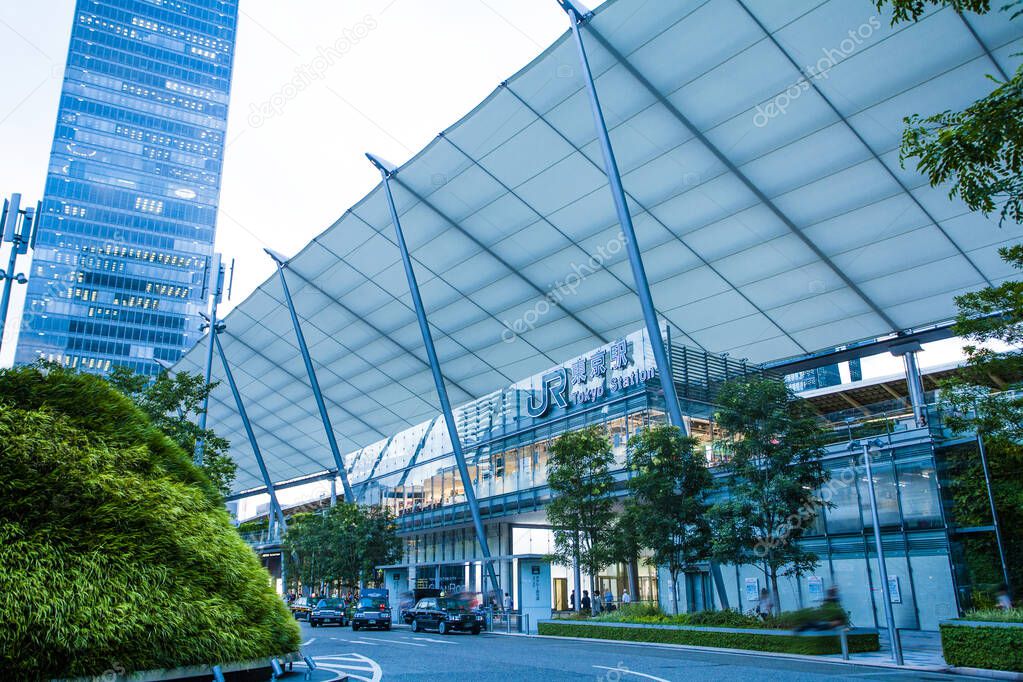 Chuo Ward, Tokio. Salida Yaesu de la estación de Tokio. Edificios ...