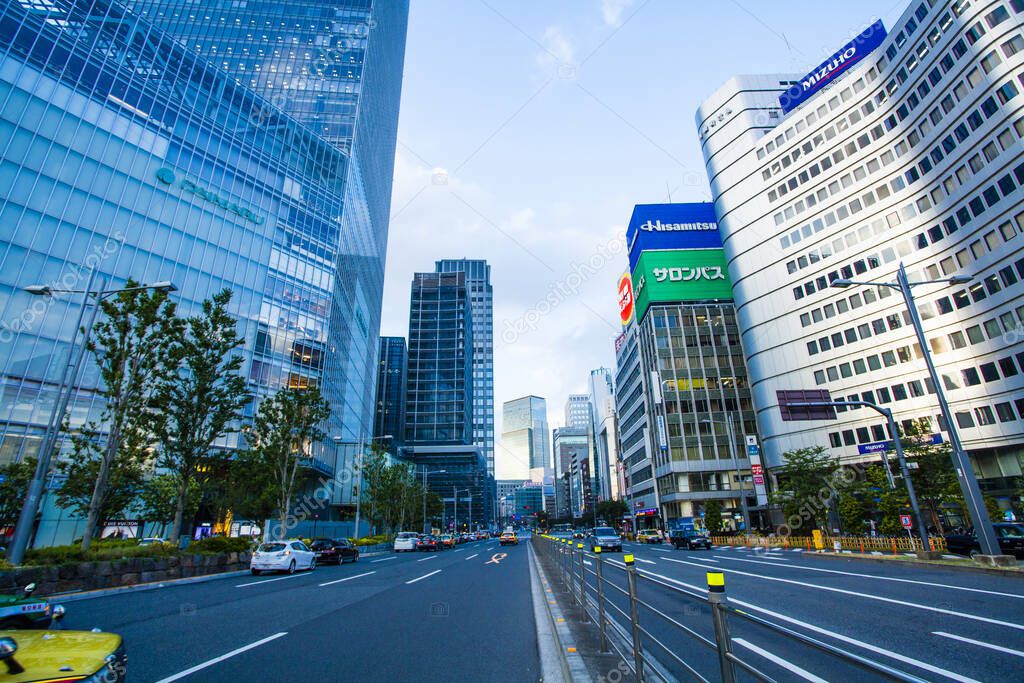 Chuo Ward, Tokio. Salida Yaesu de la estación de Tokio. Edificios ...