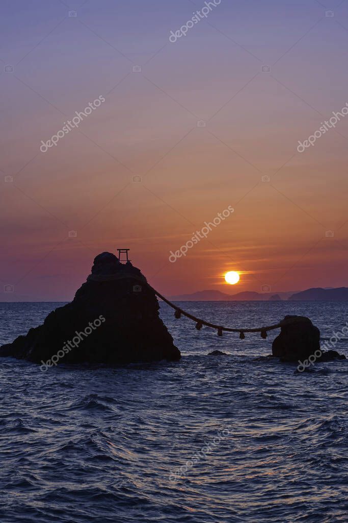 vista al atardecer del Santuario de Futamiokitama, Meoto Iwa o Married ...