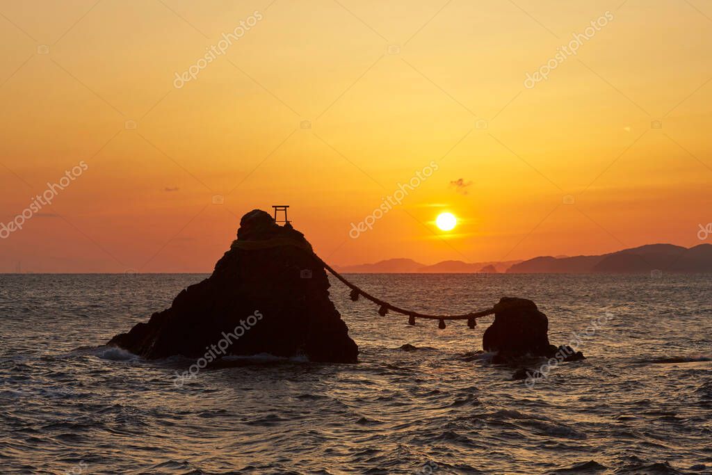 vista al atardecer del Santuario de Futamiokitama, Meoto Iwa o Married ...