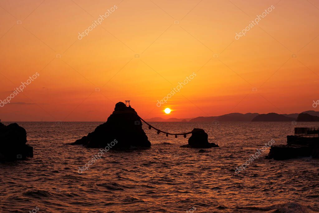 vista al atardecer del Santuario de Futamiokitama, Meoto Iwa o Married ...