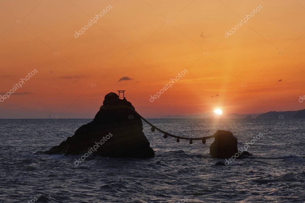 vista al atardecer del Santuario de Futamiokitama, Meoto Iwa o Married ...