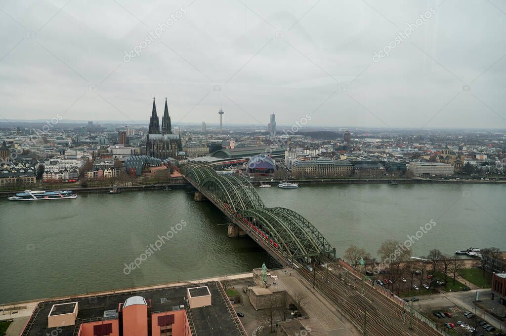 Colonia Dom y Rheine en Alemania. Panorama del horizonte de Colonia con ...