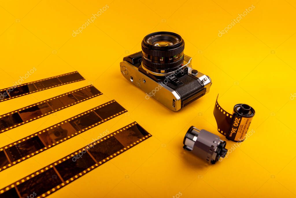 Primer plano de una vieja cámara con rollos de película usados de 35 mm ...