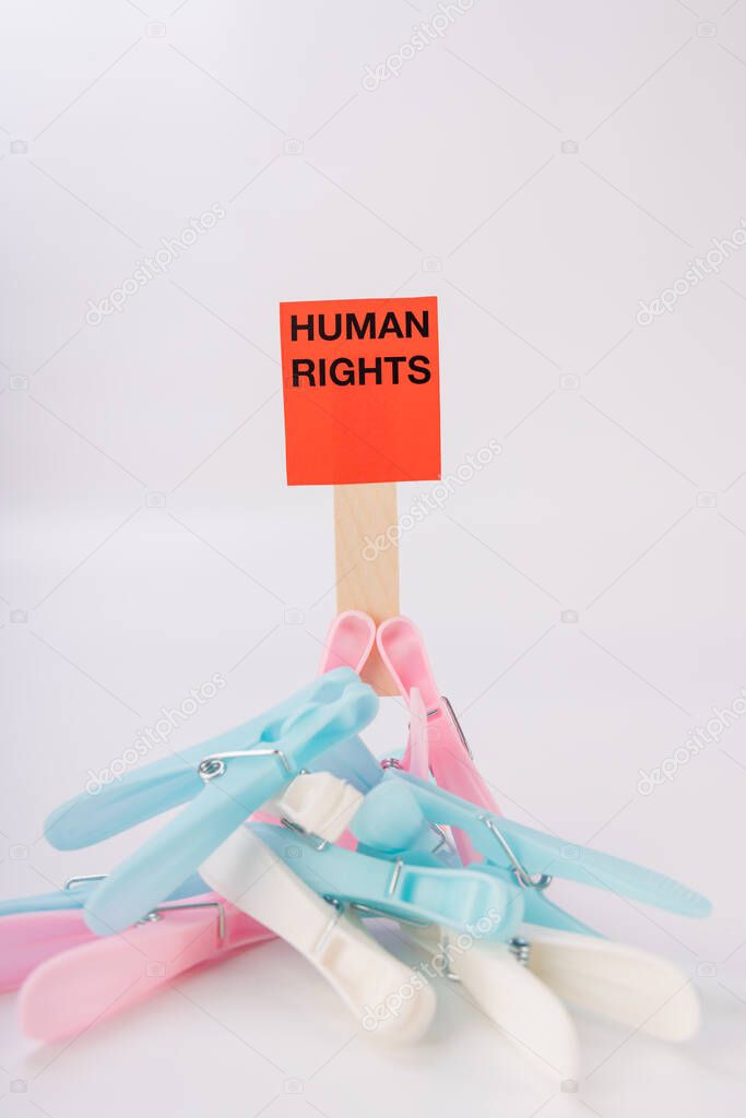 Una pila de pinzas de ropa lleva un letrero rojo con "Derechos Humanos ...