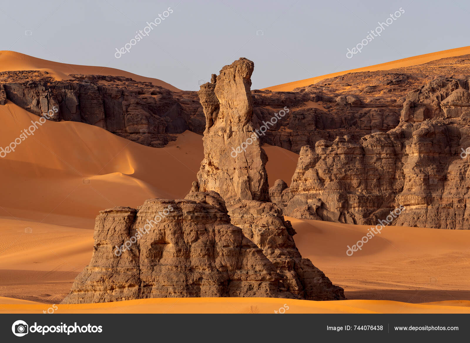 Sahara Desert Sand Dunes Rocks Algeria Surrounding Djanet Place Sahara ...