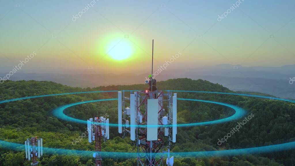 Ingeniero trabajando en torre de telecomunicaciones usando su tableta ...