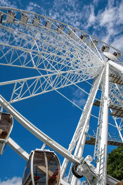 Circus spinning wheel fotos de stock, imágenes de Circus spinning wheel ...