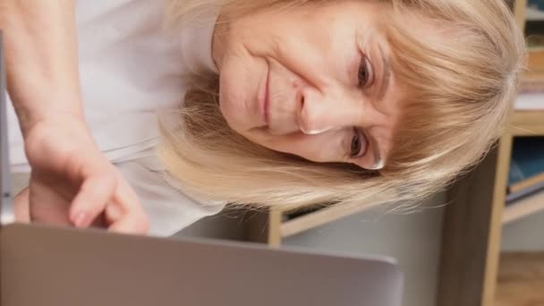 4,883 vídeos de La abuela moderna, metraje de La abuela moderna sin royalties | Depositphotos