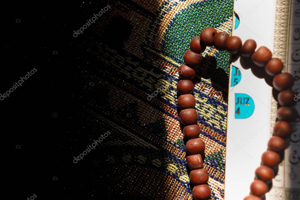 vista de primer plano de tasbih o cuentas de oración en el Corán 'n en ...