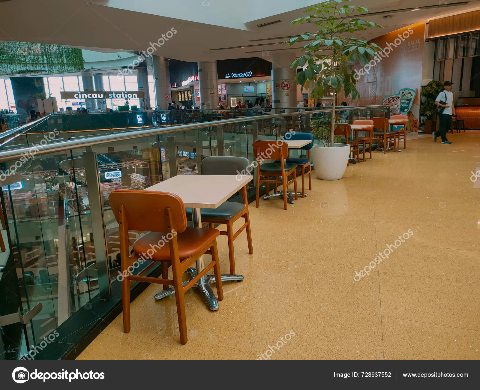 Surabaya Indonesia Junio 2024 Las Mesas Patio Comidas Centro Comercial ...