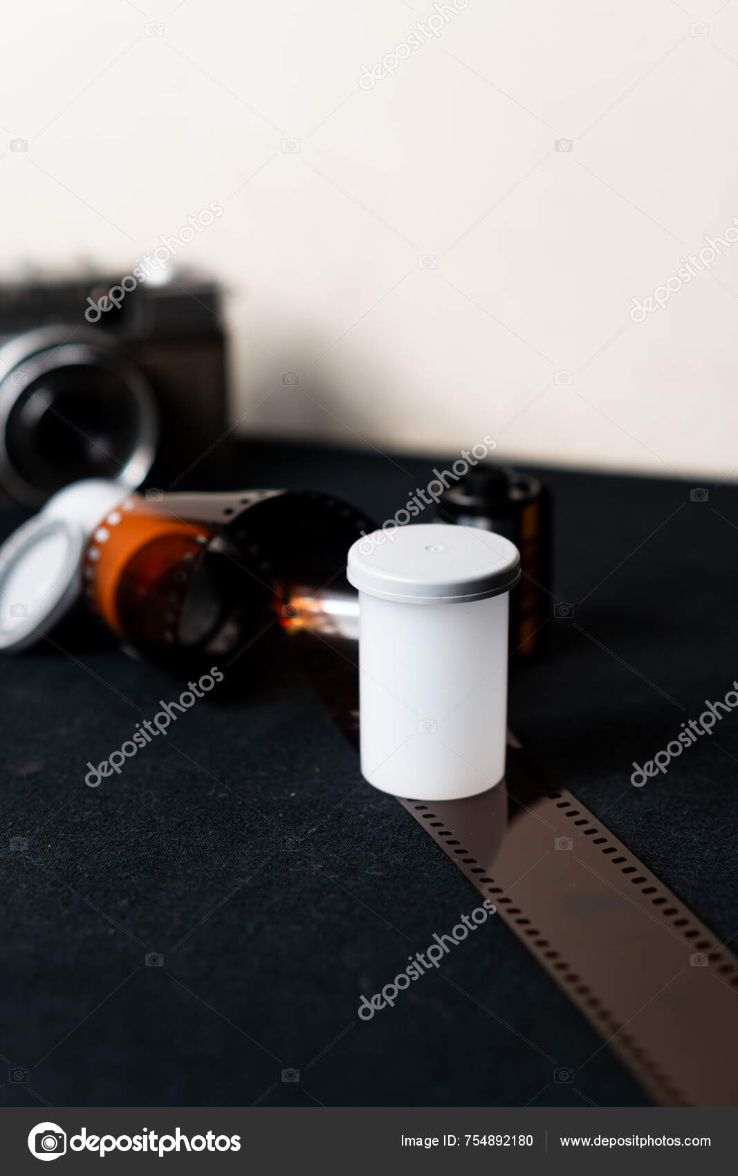 Una Cámara Vintage Con Rollo Película Bote Película Blanca Sobre — Foto ...