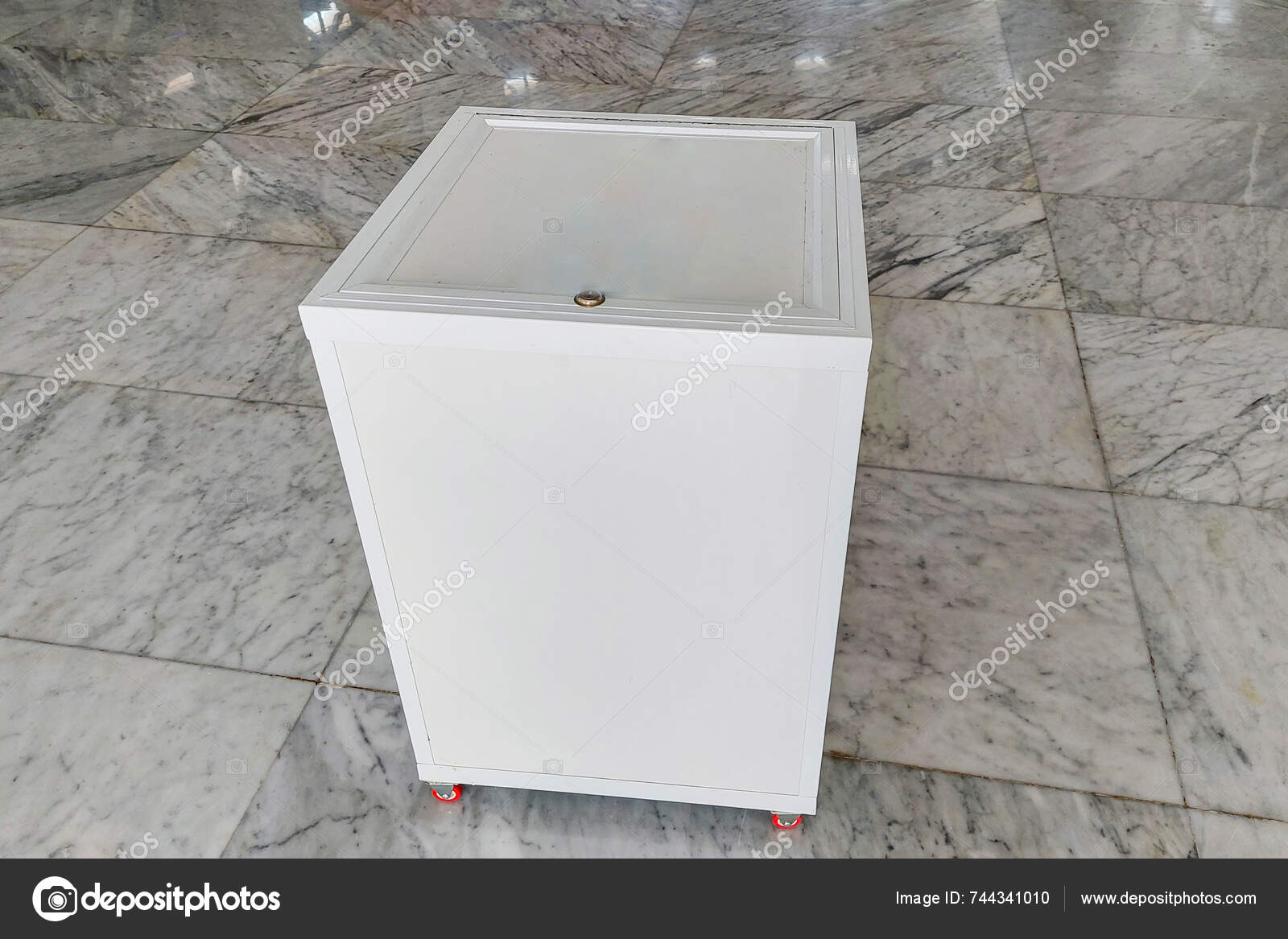 White Charity Box Mosque — Stock Photo © aidildiafragma53@gmail.com ...