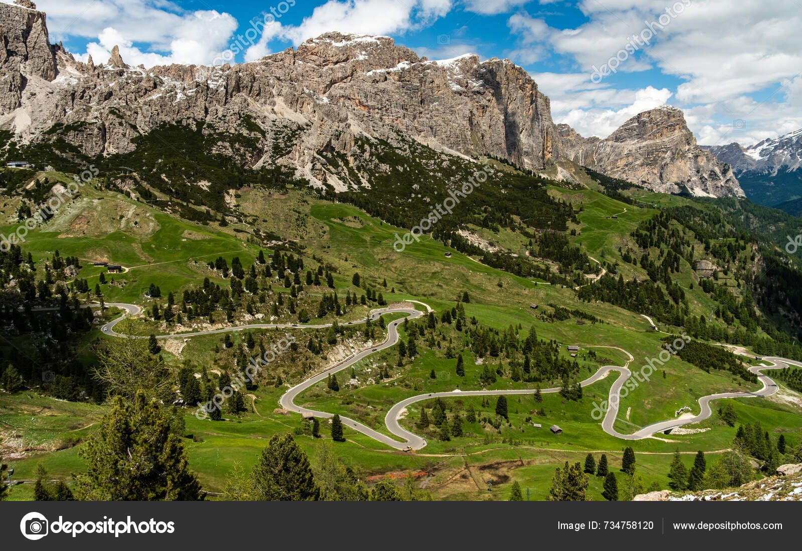 Navegue Por Serpenteante Carretera Serpenteante Través Del Paso Gardena ...