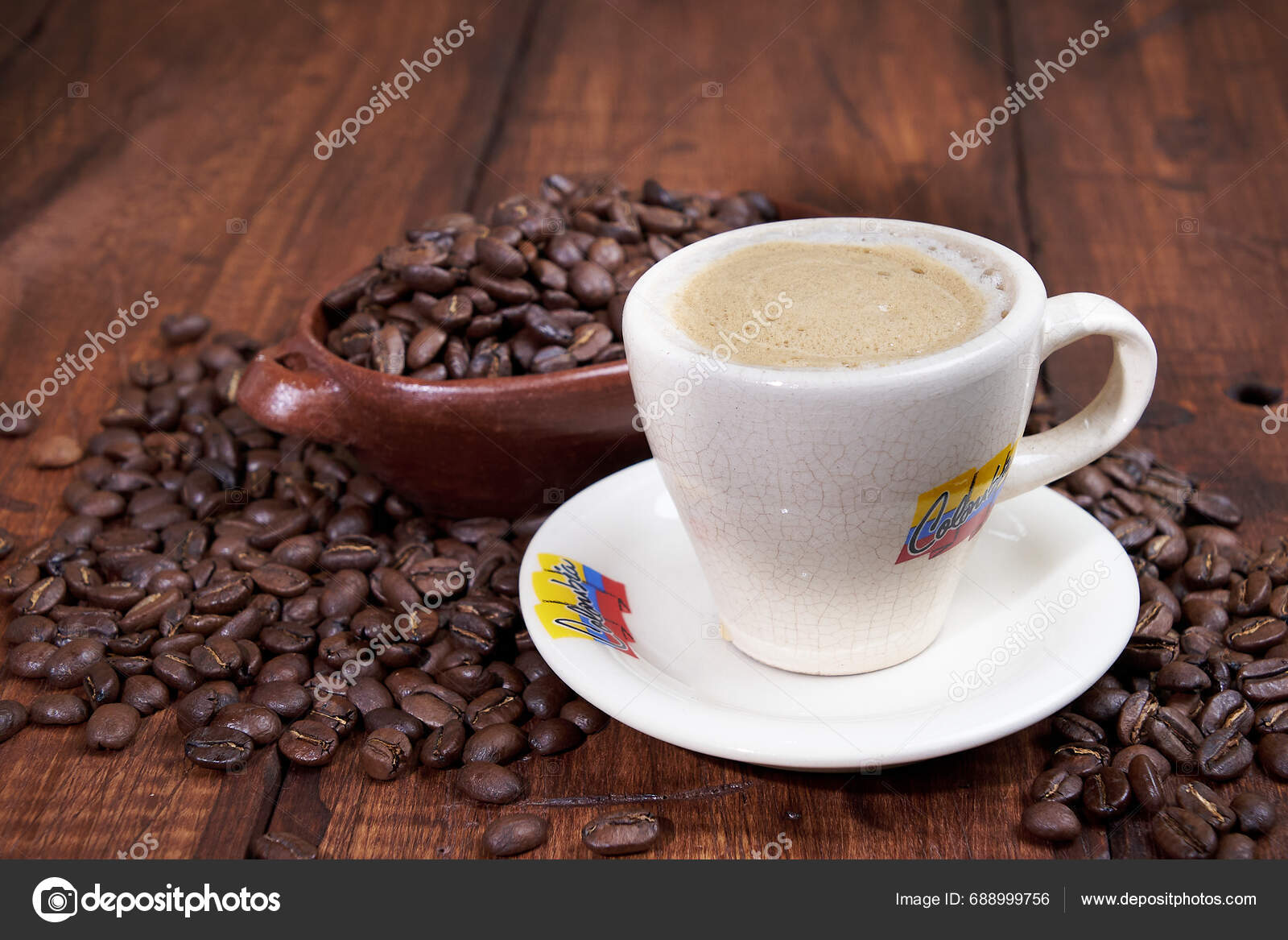 Café Expreso Decorado Con Granos Café Sobre Una Mesa Madera — Foto de ...