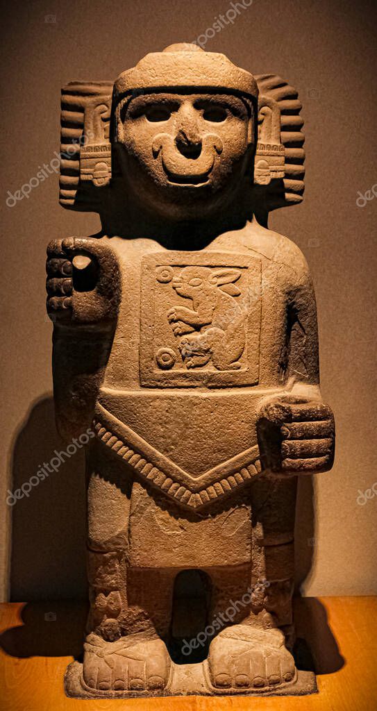 Primer plano de la Estatua de Ometochtli o Dios Dos Conejo, diosa de la ...