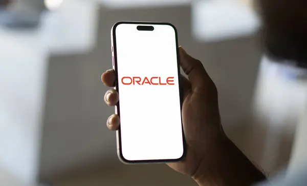Logo ORACLE que se muestra en la pantalla del smartphone. ORACLE es una ...
