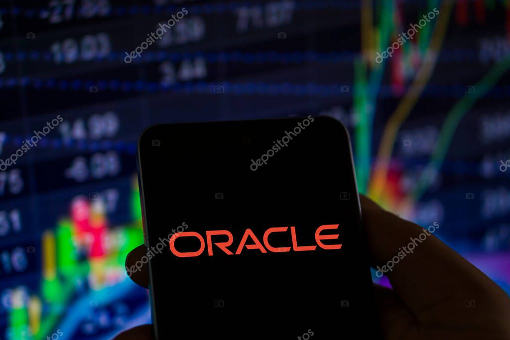 Logo ORACLE que se muestra en la pantalla del smartphone. ORACLE es una ...