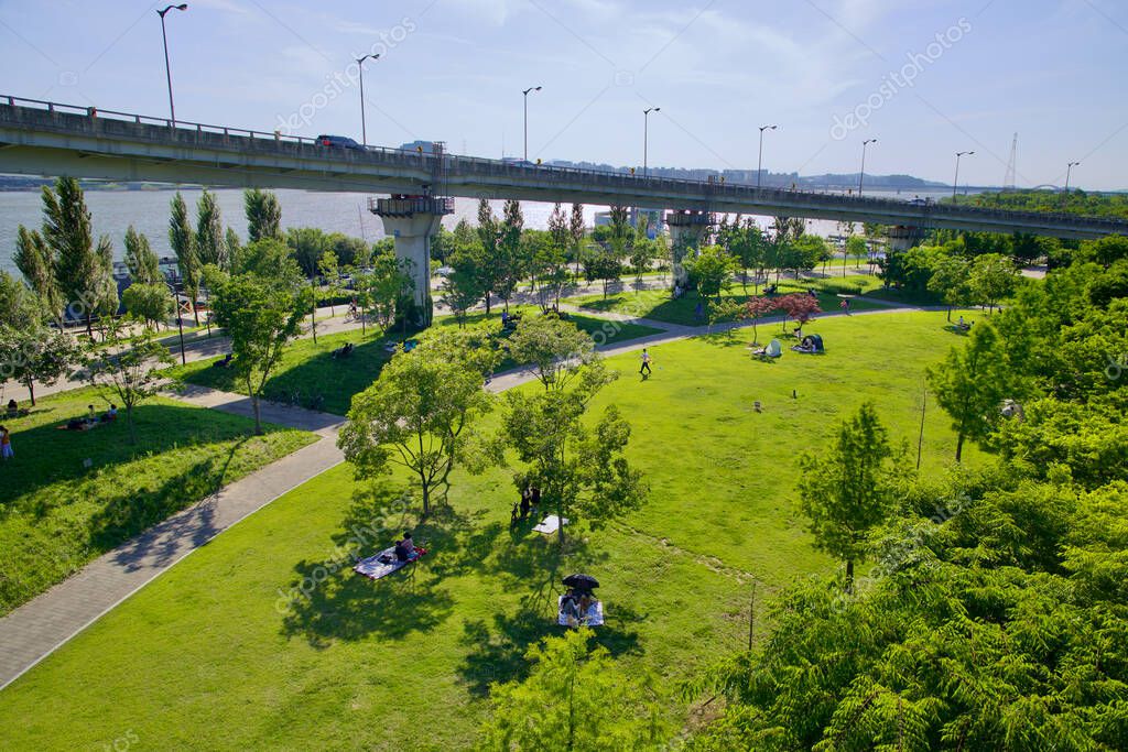 Seúl, Corea del Sur - 3 de junio de 2023: El Puente de la Copa del Mundo se mueve elegantemente ...