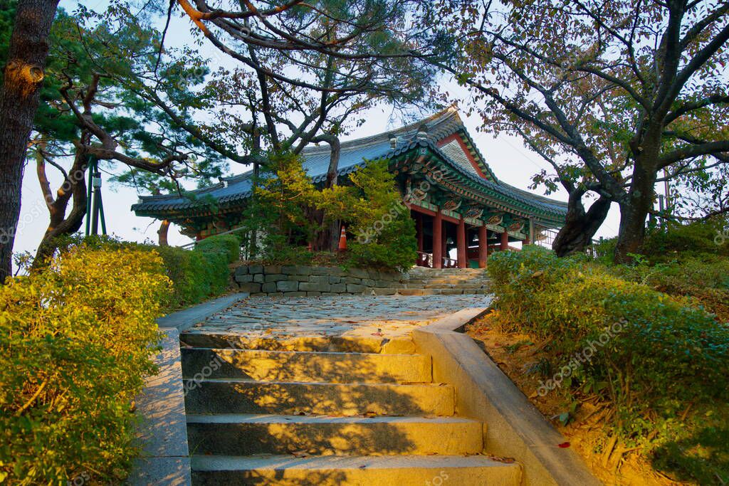 Gangneung, Corea del Sur - 3 de noviembre de 2024: Escalones de piedra ...