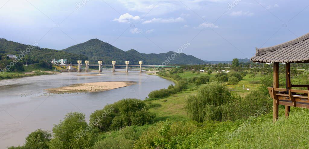 Gongju, Corea del Sur - 27 de mayo de 2021: Una vista panorámica del río Geum con Gongju Weir en ...