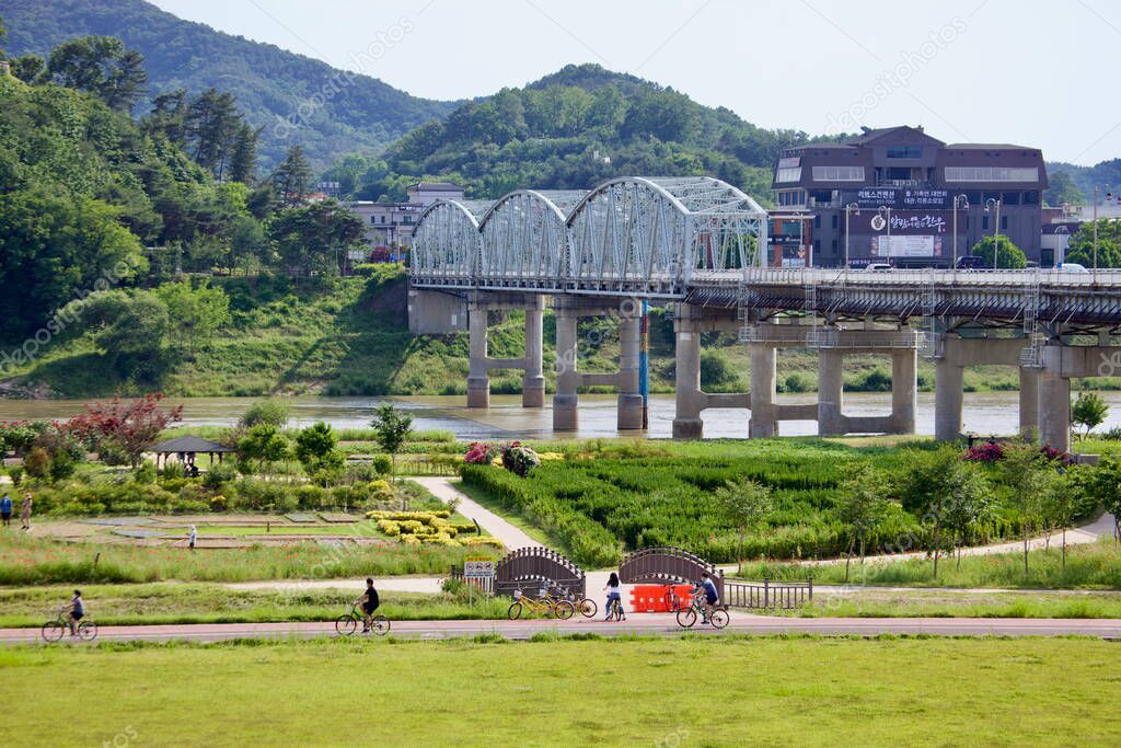 Ciudad de Gongju, Corea del Sur - 27 de mayo de 2021: Un puente de celosía de acero atraviesa el ...