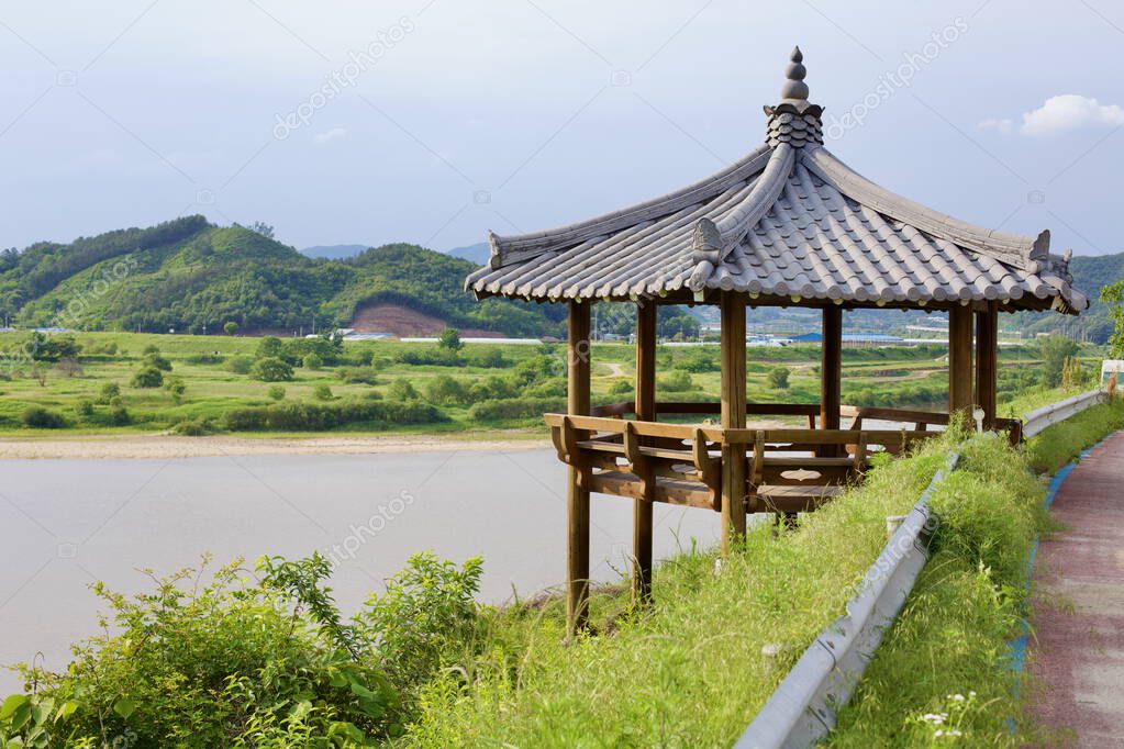 Gongju, Corea del Sur - 27 de mayo de 2021: Un pabellón de madera con techo de baldosas se ...