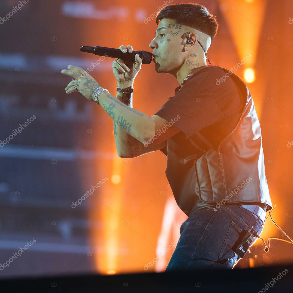 Cantante Argentino Duki Durante Una Actuación Estadio Santiago Bernabeu ...