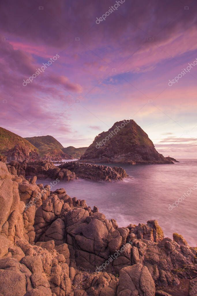 vista del mar azul que es de color rojizo debido a la luz del sol al ...