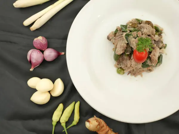 Pescado Cakalang Green Chilli. Tradición indonesia chile verde salteado ...