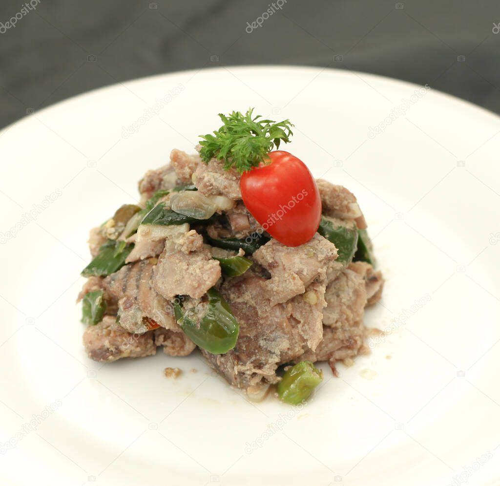 Pescado Cakalang Green Chilli. Tradición indonesia chile verde salteado ...