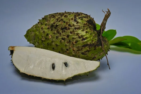 Fruta fresca. Soursop, jaca holandesa, o durian holandés o con el ...