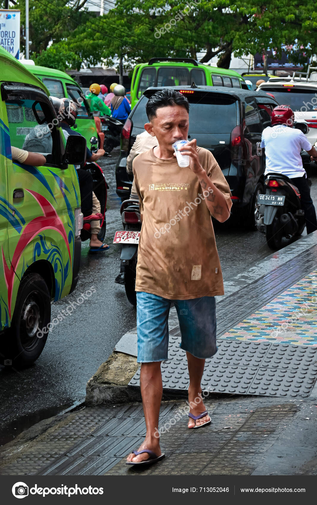 Ambon Indonesia Abril 2024 Hombre Camina Mientras Bebe Agua Embotellada ...
