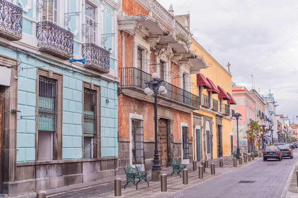 Coloridas calles coloniales de Puebla, México. Arquitectura vibrante ...
