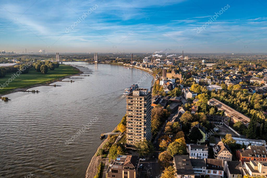 Zona del Ruhr de Duisburgo. Río Rhein. Drone Aerial en otoño. Foto de ...