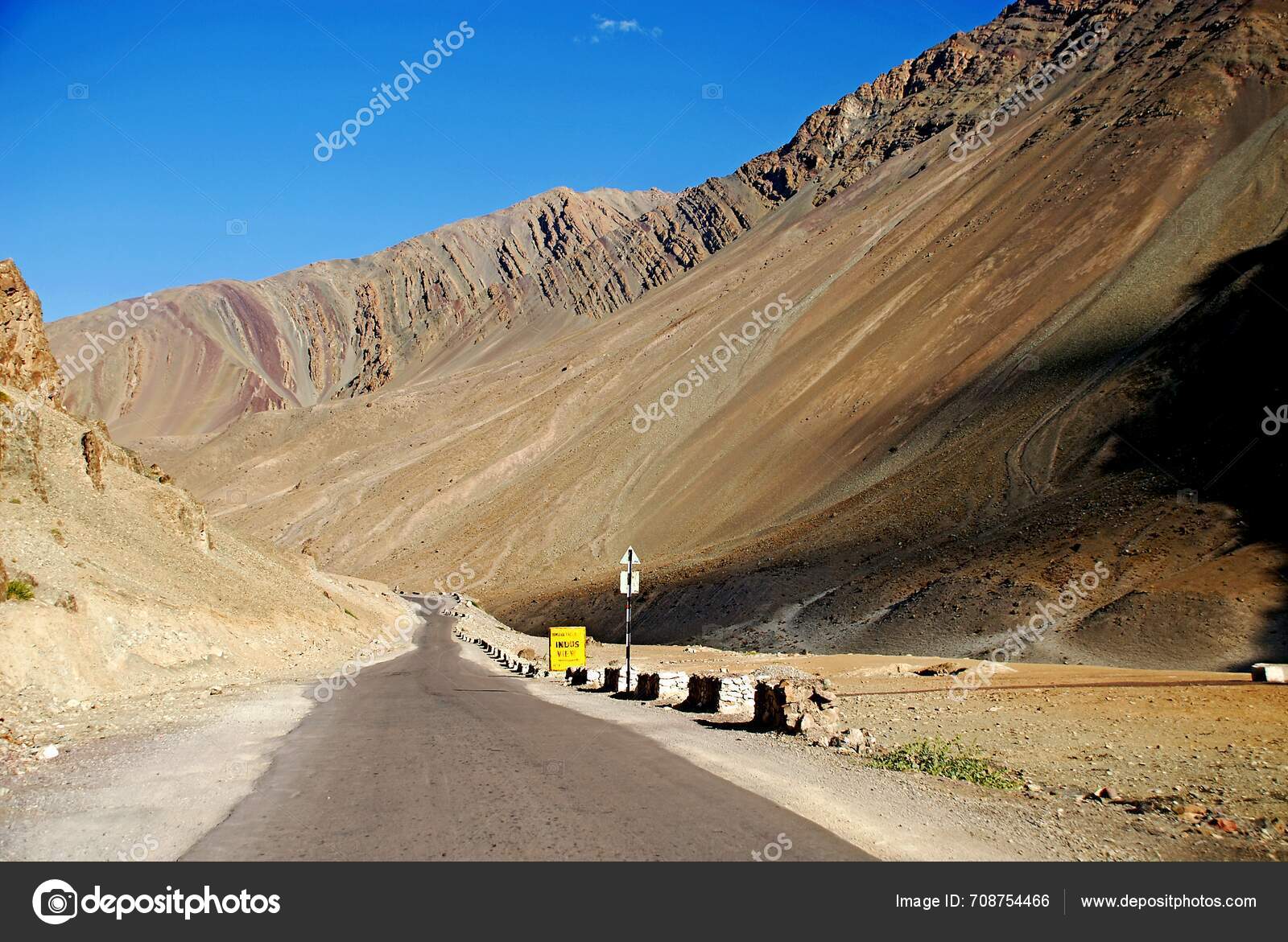 Way Brown Desert Mountains Ladakh Jammu Kashmir India — Stock Photo ...