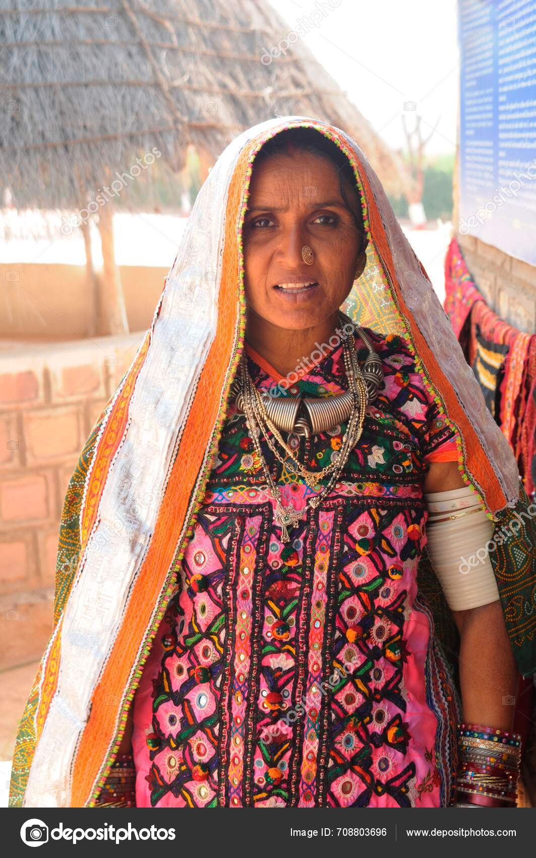 Lady Standing Hiralaxmi Memorial Park Bhujodi Bhuj Kutch Gujarat India ...