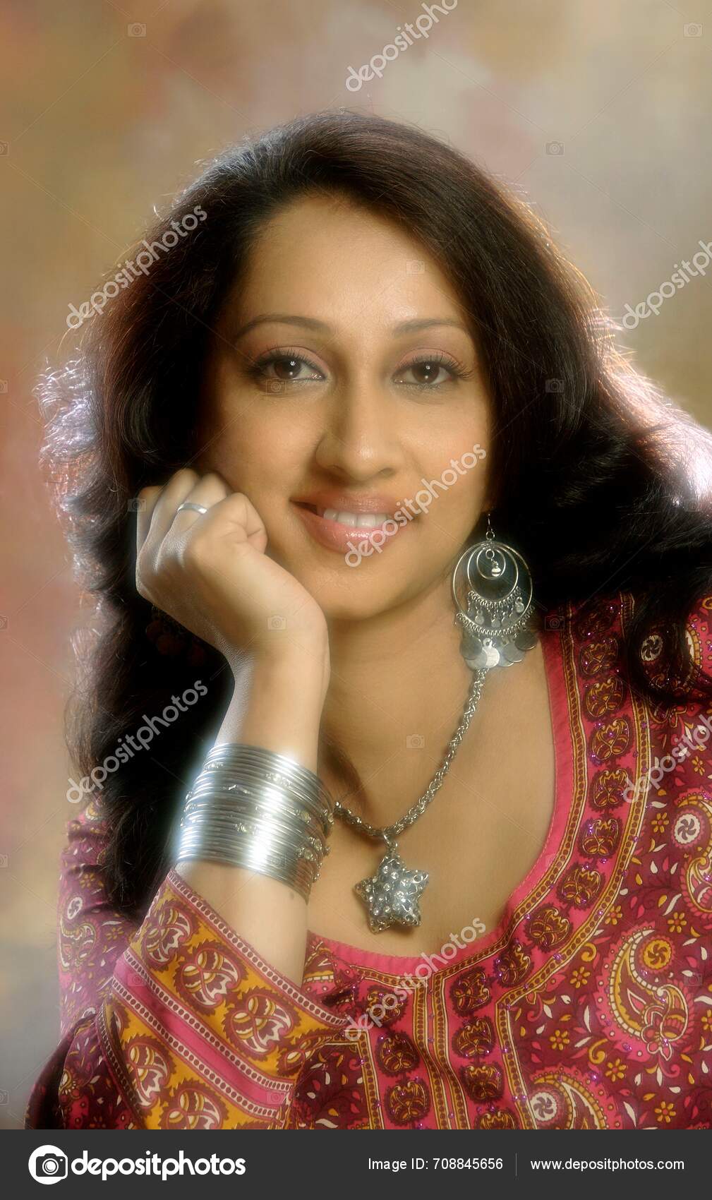 Portrait Woman Posing Hand Cheek — Stock Photo © xyz fotos #708845656